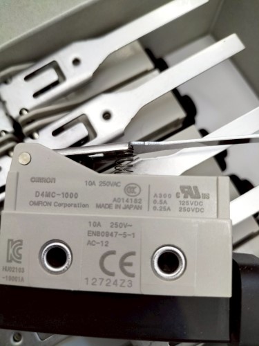 OMRON LIMIT SWITCH MODEL: D4MC-1000 ราคา 600 บาท