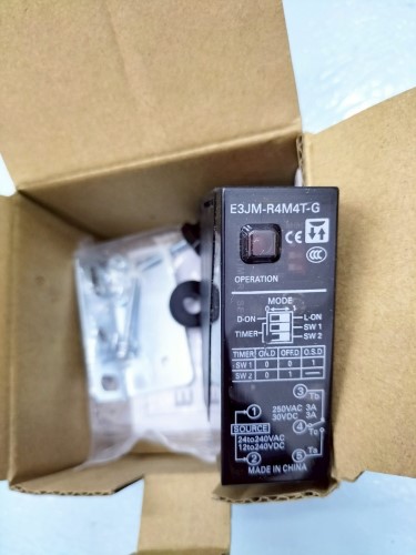 OMRON PHOTOELECTRIC SWITCH MODEL: E3JM-R4M4T-G 24-240VAC 12-240VDC ราคา 3,850.00 บาท