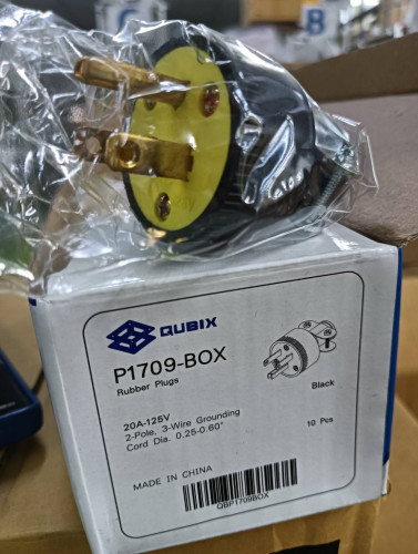 QUBIX ปลั๊กยางตัวผู้ 3 ขา MODEL: P1709-BOX 20A-125V ราคา 55.00 บาท