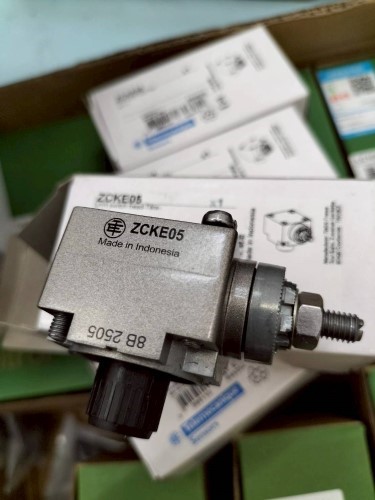 TELEMECANIQUE LIMIT SWITCH MODEL: XCK-J10513H29 + ZCKE05 + ZCKY13 ราคา ...