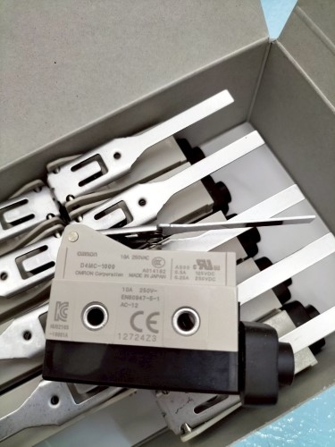 OMRON LIMIT SWITCH MODEL: D4MC-1000 ราคา 600 บาท