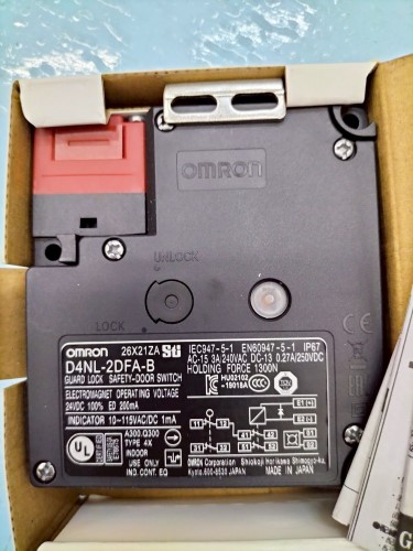 OMRON GUARD LOCK SAFETY-DOOR SWITCH MODEL: D4NL-2DFA-B ราคา 4,280.00 บาท