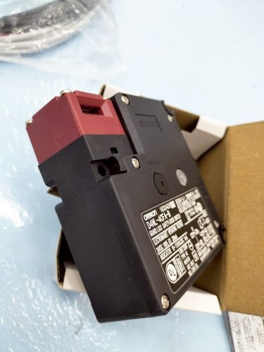 OMRON GUARD LOCK SAFETY-DOOR SWITCH MODEL: D4NL-4CFA-B 24VDC AND D4GL ...