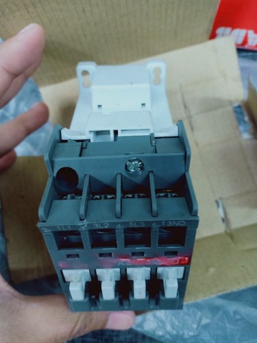 ABB CONTACTOR MODEL: AL9-30-10 24VDC (สินค้าของเก่า) ราคา 1,000 บาท