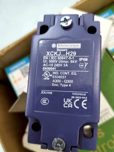 TELEMECANIQUE LIMIT SWITCH MODEL: XCK-J10513H29 + ZCKE05 + ZCKY13 ราคา ...
