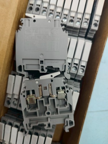 TE CONNECTIVITY TERMINAL BLOCK WITH KNIFE BLADE ENTRELEC MODEL: 1SNA115686R1300 M4/6.SNB ราคา 85.00