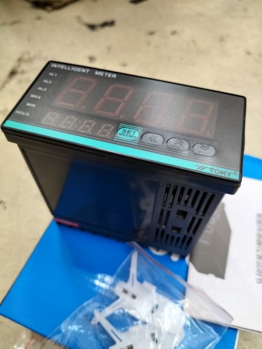 TOKY INTELLIGENT METER MODEL: SD8-RC10B 100-240VAC/DC ราคา 4,000 บาท