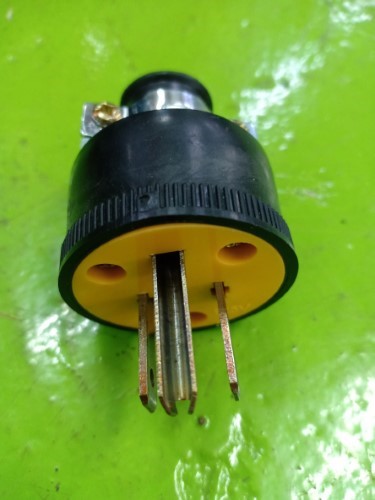 ปลั๊กยางตัวผู้ 3ขา P1709 ราคา 98 บาท