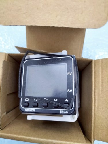 OMRON DIGITAL CONTROLLER MODEL: E5CC-RX2ASM-800 ราคา 2,200 บาท