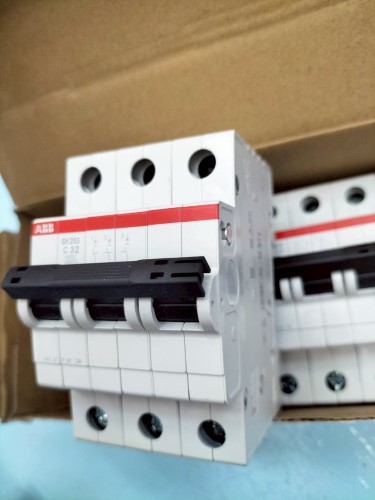 ABB MODEL: SH203-C32 3P 32A ราคา 910.00 บาท