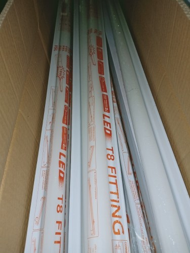 FSL หลอดพร้อมราง LED T8 18W ราคา 160 บาท