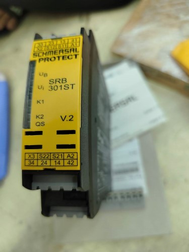 SCHMERSAL RELAY MODEL: SRB301ST-24V-(V.2) ราคา 13,000 บาท