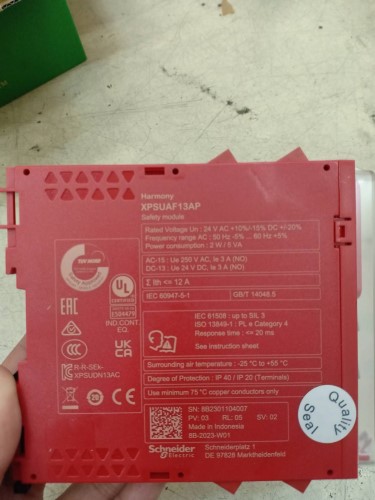 SCHNEIDER SAFETY RELAY MODEL: XPSUAF13AP 24VAC ราคา 8,800 บาท