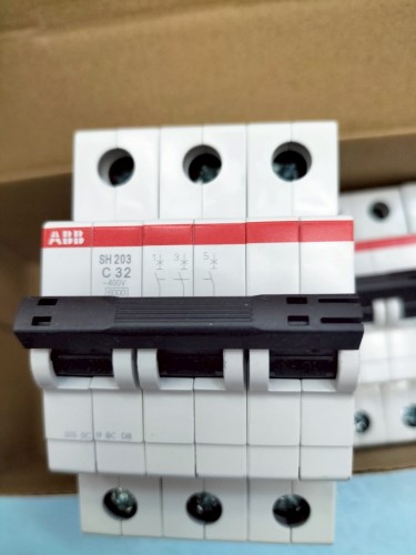 ABB MODEL: SH203-C32 3P 32A ราคา 910.00 บาท