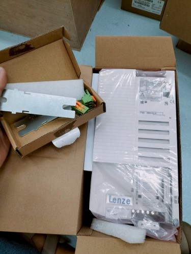 LENZ INVERTER DRIVE 8200 MODEL: E82EV752K4C 3-400V 7.5KW ราคา 88,260 บาท
