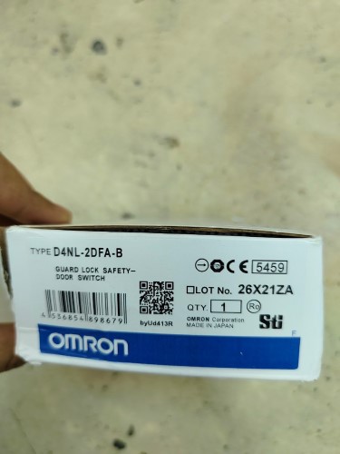 OMRON GUARD LOCK SAFETY-DOOR SWITCH MODEL: D4NL-2DFA-B ราคา 4,280 บาท