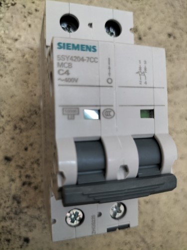 SIEMENS 5SY4204-7CC 4A 2P ราคา 900 บาท