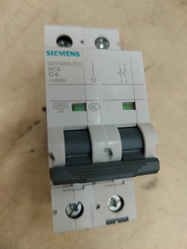 SIEMENS BREAKER MODEL: 5SY4204-7CC 4A 2P ราคา 900 บาท