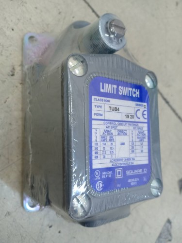 SQUARE D SCHNEIDER LIMIT SWITCH TYPE 9007TUB4 1/2"NPT ราคา 13,125 บาท