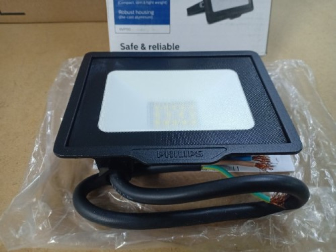 PHILIPS LED FLOODLIGHT MODEL: BVP150 10W 6500K ราคา 150 บาท