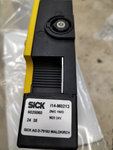 SICK SAFETY DOOR LOCK SWITCH MODEL: II4-M0213 ราคา 9,000 บาท