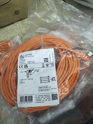 IFM CONNECTING CABLE WITH SOCKT MODEL: EVT005 ราคา 900 บาท