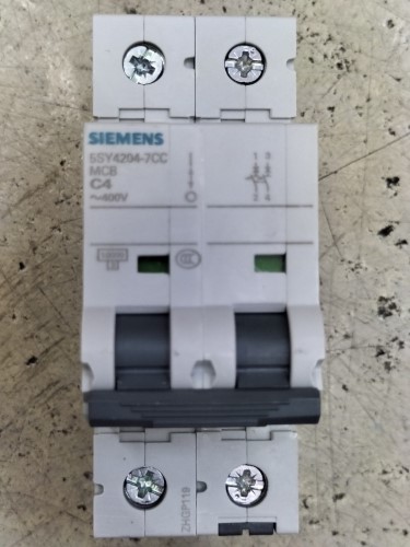 SIEMENS BREAKER 5SY4204-7CC 4A 2P ราคา 900 บาท
