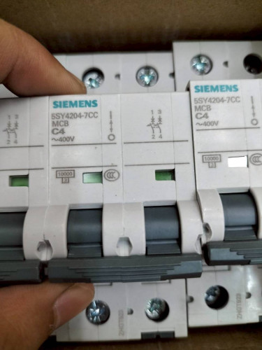 SIEMENS MODEL: 5SY4204-7CC 4A 2P ราคา 1,100.00 บาท