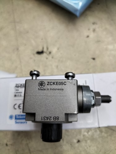 TELEMECANIQUE LIMIT SWITCH MODEL:XCK-J10513 H29/ZCK-E05/RM=ZCKY13C ...