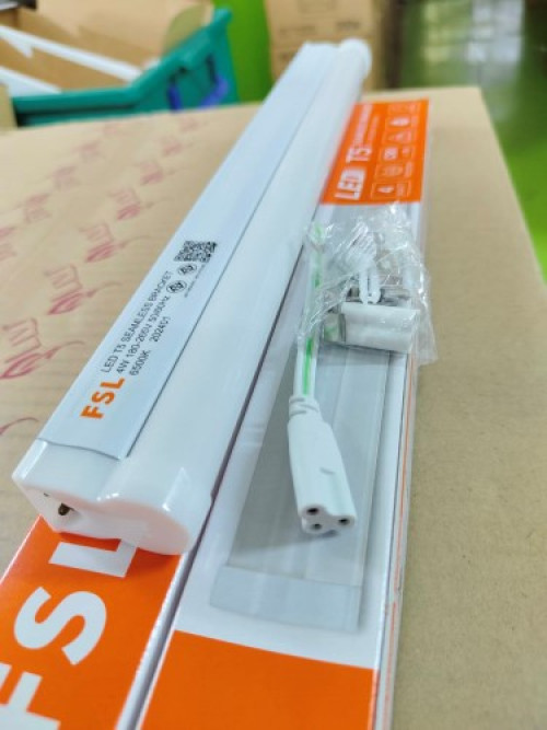 FSL LED T5 SEAMLESS BRACKET 180-265VAC 4W 6500K ราคา 150 บาท