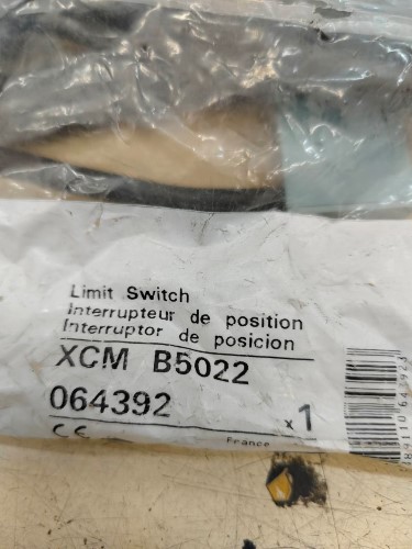 TELEMECANIQUE LIMIT SWITCH XCM B5022 240V 1.5A ราคา 16,530 บาท