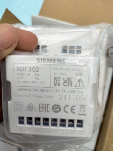 SIEMENS ROOM THERMOSTAT MODEL: RDF302 AC230V ราคา 9,500.00 บาท