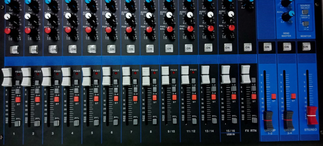 MAX MG16XU 16-Channel Mixing Console