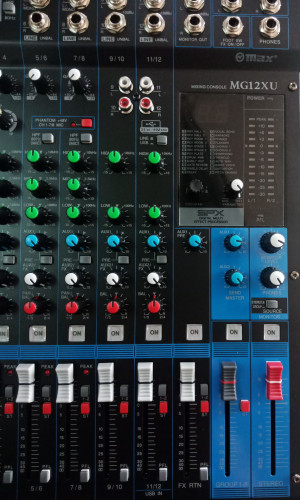 MAX MG12XU 12-Channel Mixing Console