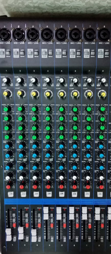 MAX MG16XU 16-Channel Mixing Console