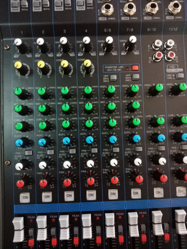 MAX MG12XU 12-Channel Mixing Console