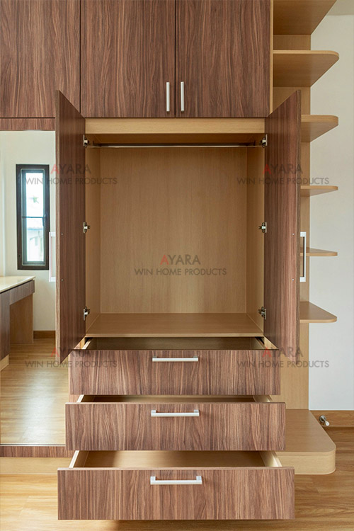 ตู้เสื้อผ้า Built-in โครงปาติเกิล กันชื้น เคลือบ Melamine สี Brown Oak + Absolute Walnut
