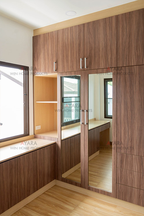 ตู้เสื้อผ้า Built-in โครงปาติเกิล กันชื้น เคลือบ Melamine สี Brown Oak + Absolute Walnut