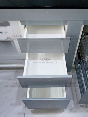 ชุดครัว Built-in โครงซีเมนต์บอร์ด หน้าบาน Hi Gloss สีเทาเงา