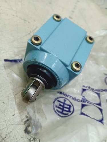 SCHNEIDER TELEMECANIQUE SIDE PLUNGER WITH VERTICAL ROLLER FOR COIL ...