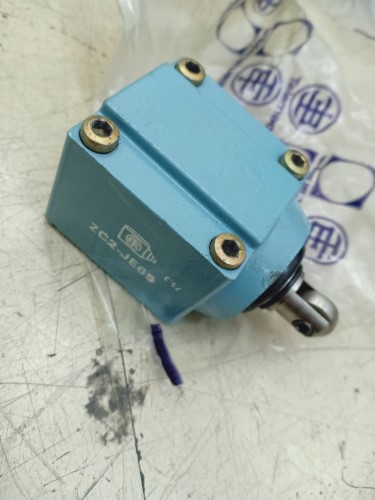 SCHNEIDER TELEMECANIQUE SIDE PLUNGER WITH VERTICAL ROLLER FOR COIL ...