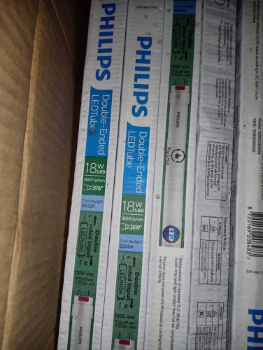 PHILIPS DOUBLE-ENDED LED T8 18W 6500K (1200MM.) ราคา 90 บาท