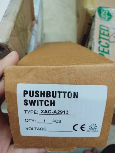 SCHNEIDER PUSH BUTTON SWITCH MODEL : XAC-A2913 AC250V 5A ราคา 1,300.00 บาท