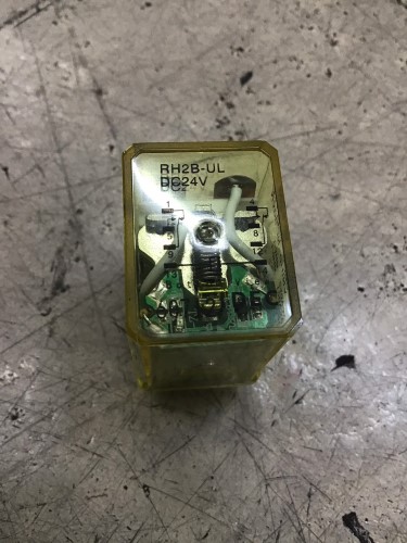 IDEC RELAY RH2B-UL DC24V ราคา 450 บาท