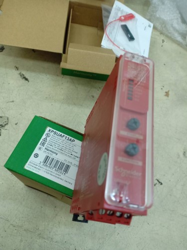 SCHNEIDER SAFETY RELAY MODEL: XPSUAF13AP 24VAC ราคา 8,800 บาท