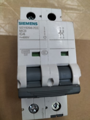 SIEMENS BREAKER 5SY4204-7CC 4A 2P ราคา 800 บาท