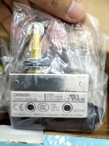 OMRON LIMIT SWITCH MODEL: D4MC-5020-N ราคา 467.10 บาท