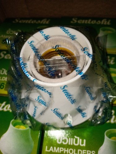 SENTOSHI SL-561 ขั้วแป้นเกลียว E27 พลาสติก ราคา 25 บาท
