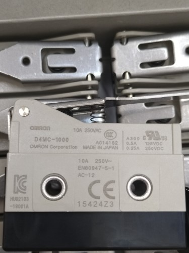 OMRON LIMIT SWITCH MODEL: D4MC-1000 ราคา 350.55 บาท