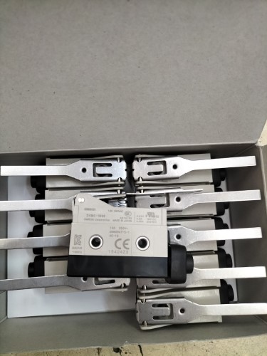 OMRON LIMIT SWITCH MODEL: D4MC-1000 ราคา 350.55 บาท